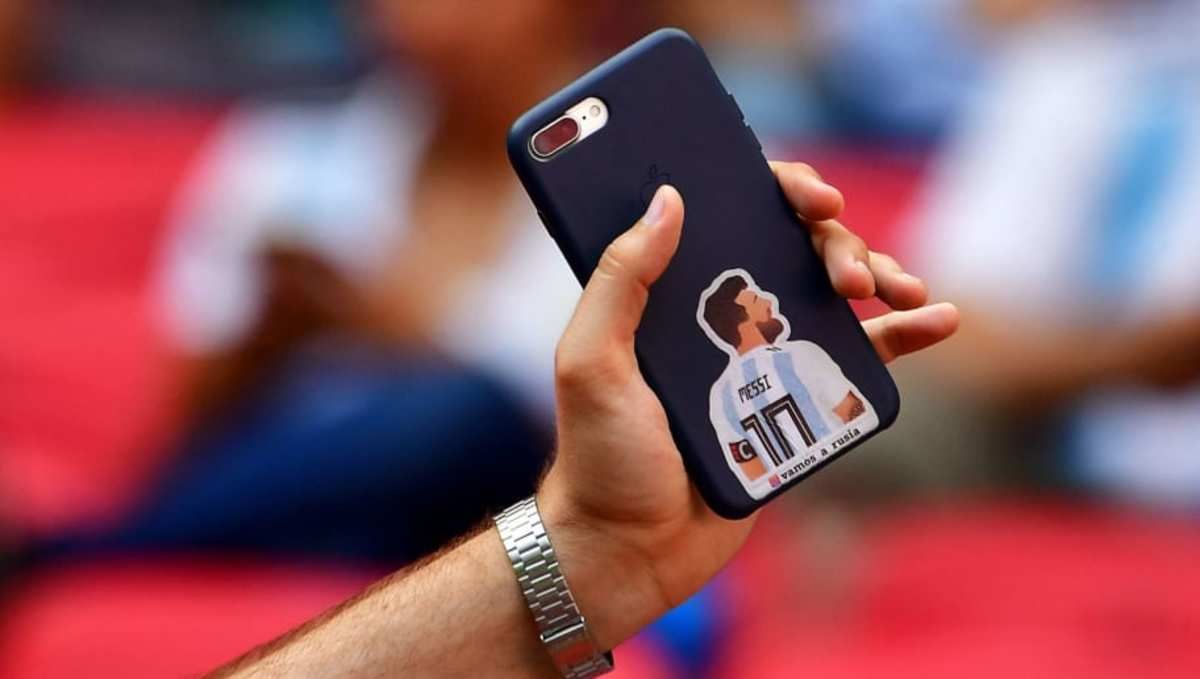 El lujoso IPhone bañado en oro y personalizado que recibió Leo Messi ...
