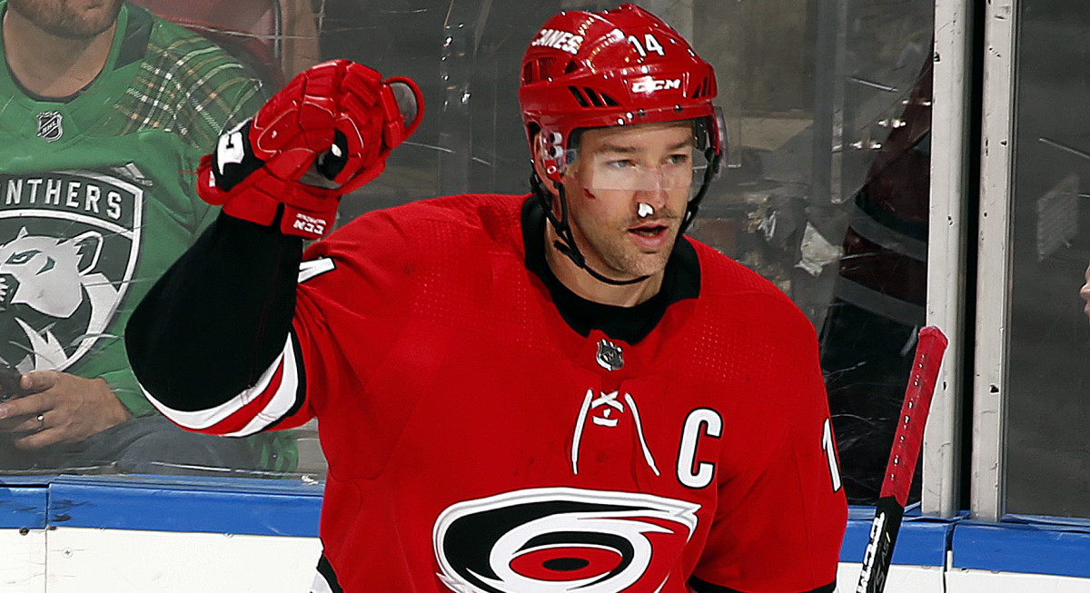 Carolina Hurricanes: Justin Williams scores goal off his face (video ...