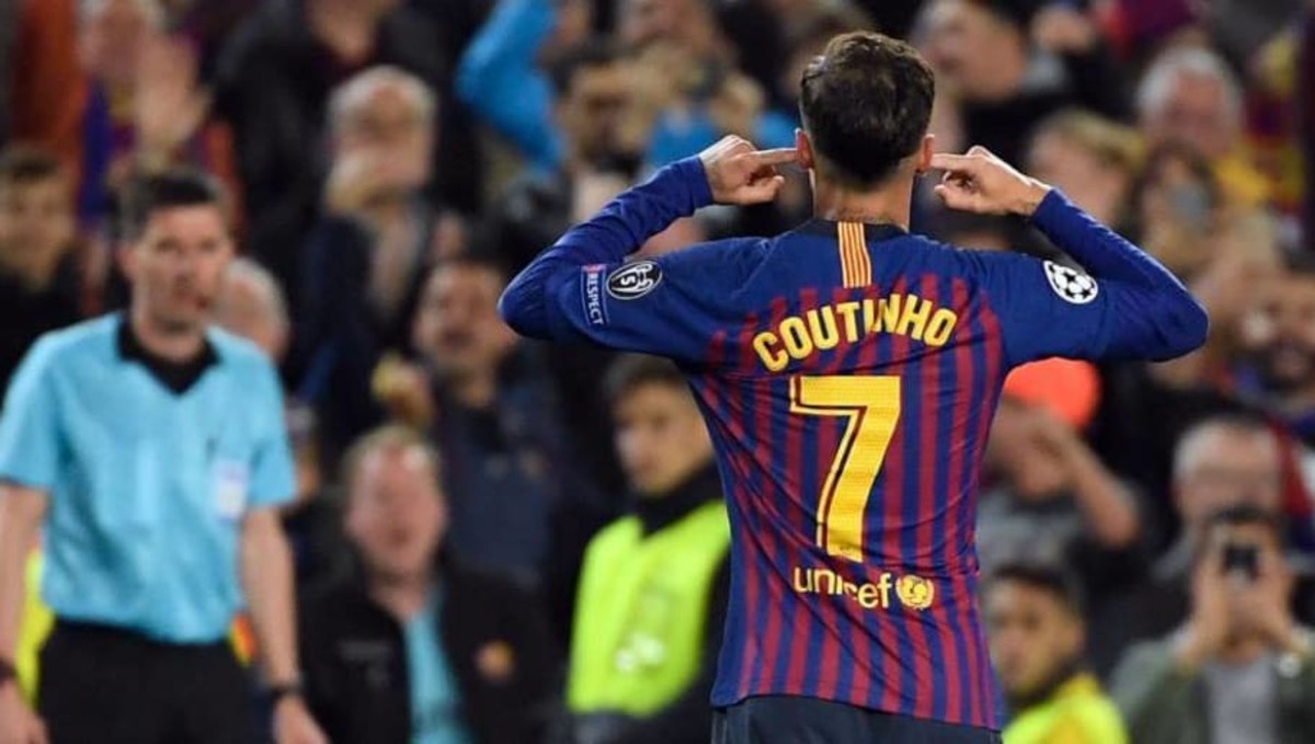 Coutinho le explica su celebración al youtuber Koko DC - Sports Illustrated