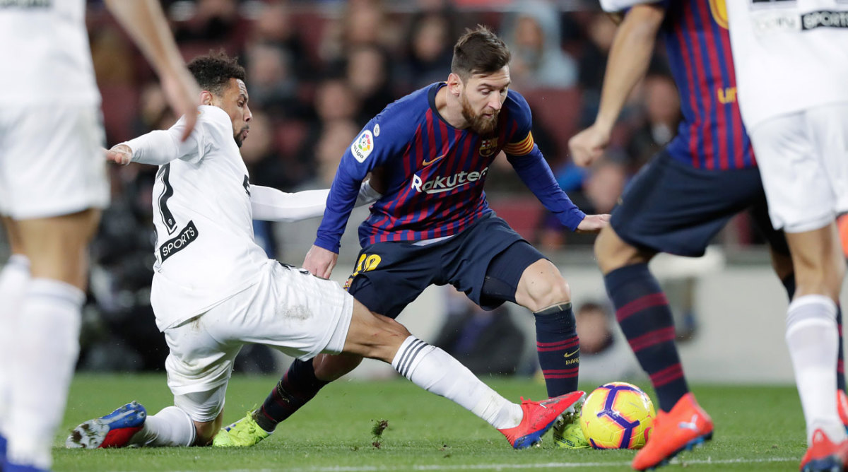 Lionel Messi injury: Barcelona star a Copa doubt vs Real Madrid ...