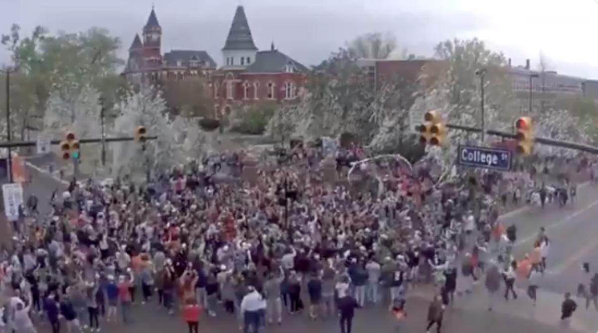 Final Four: Auburn fans roll Toomer's Corner to celebrate (video) - Sports Illustrated