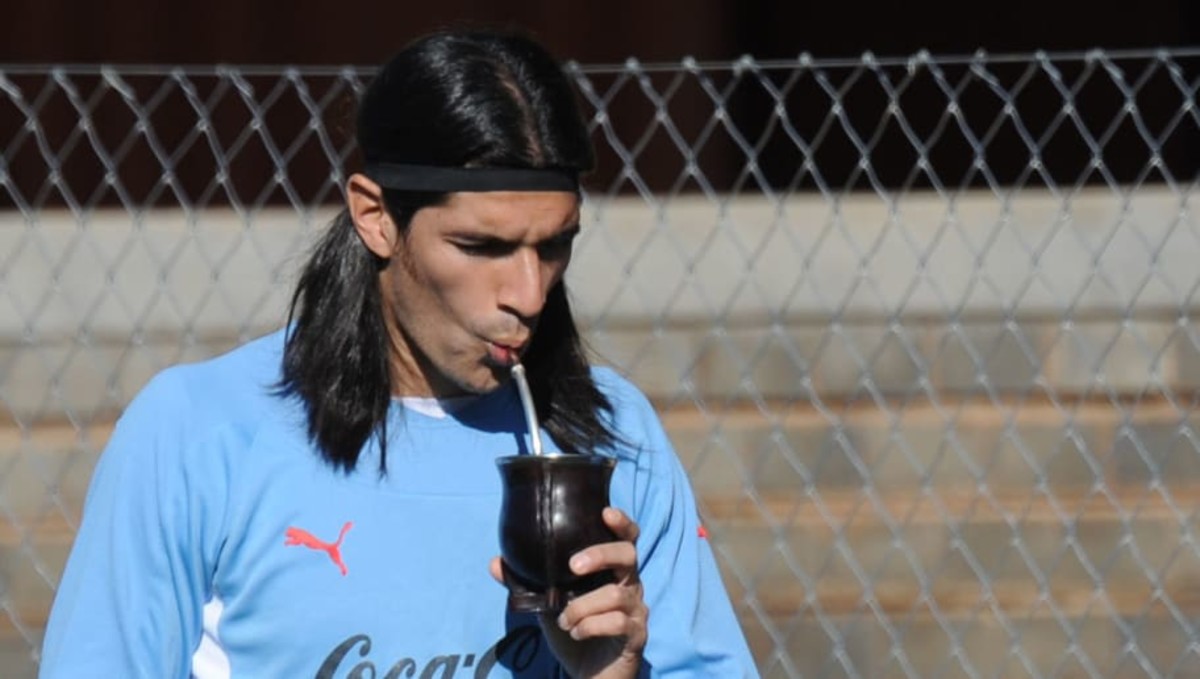 INCREIBLE | El mate de Sebastián Abreu tiene los escudos de sus 29 ...