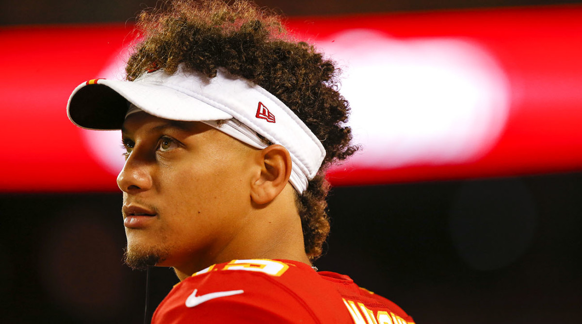 Chiefs' Patrick Mahomes returns with limp following big hit vs Jaguars ...