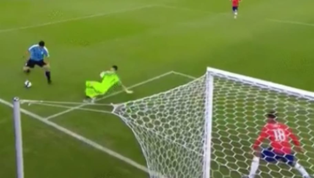 INSÓLITO | Luis Suárez pidió penal por mano del arquero tras una ...