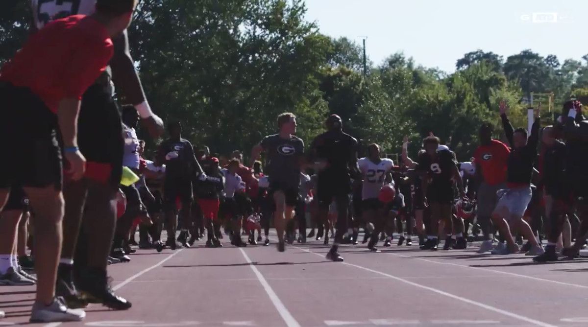Matthew Boling: Georgia track star races football players (video ...