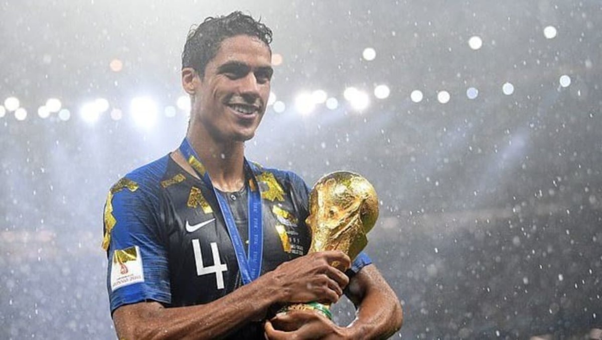 Varane presentó su nueva biografía "El arte de ganar" - Sports Illustrated