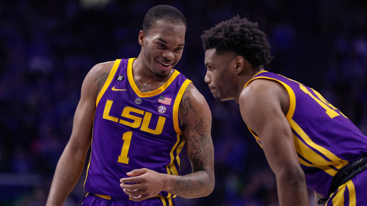 SEC ref explains photo of himself posing with LSU t-shirt - Sports ...