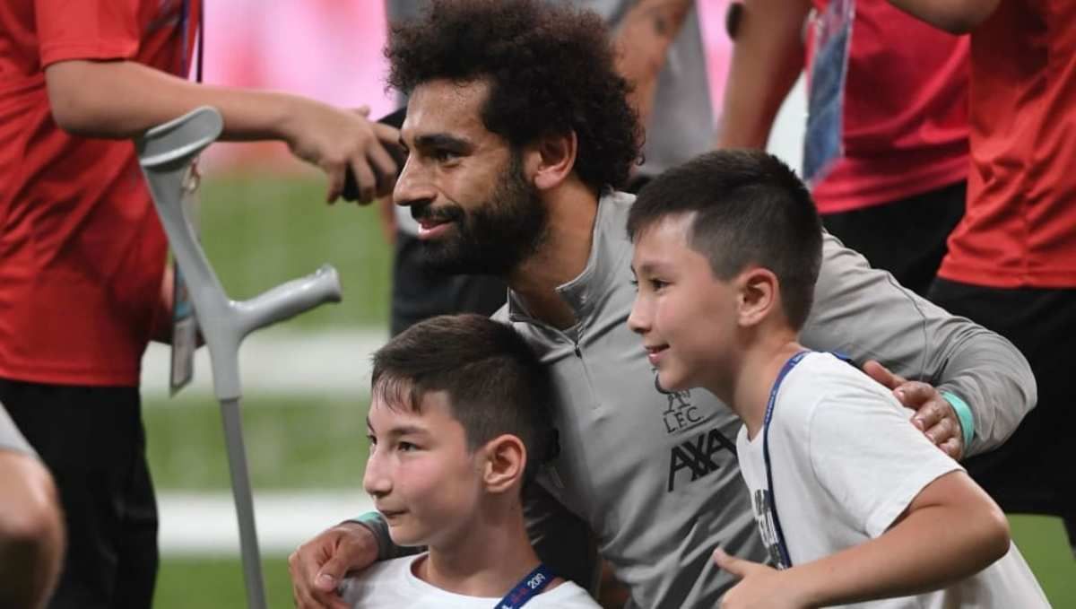 Liverpool & Chelsea Players Enjoy Heartwarming Kickabout With Disabled ...