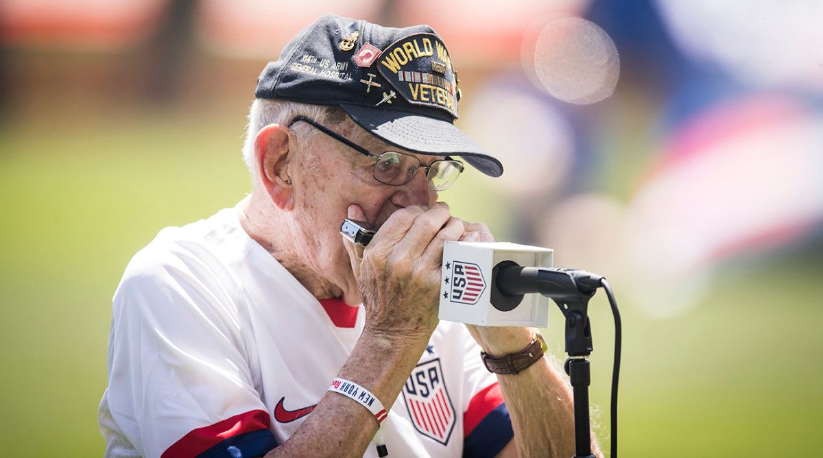 Pete DuPre national anthem: WWII veteran plays before USWNT game ...
