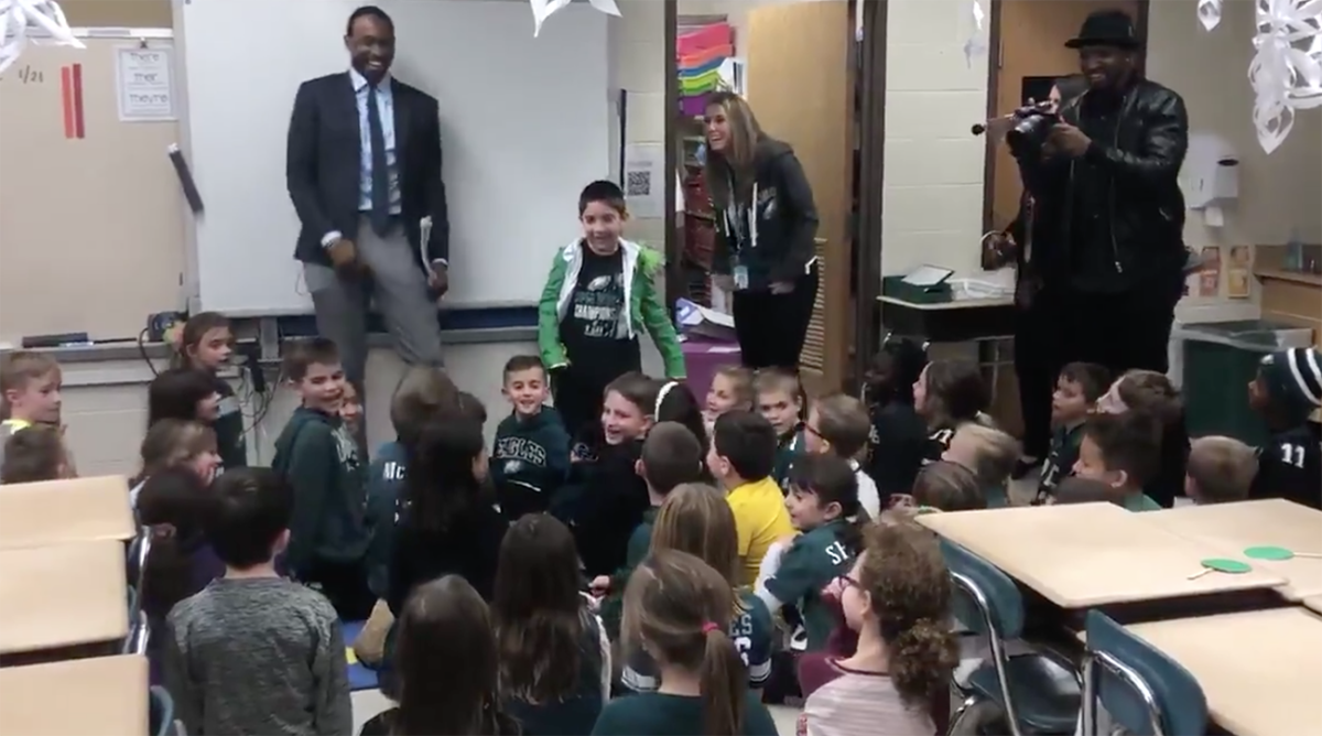 Alshon Jeffery surprises class of girl who wrote letter (video ...
