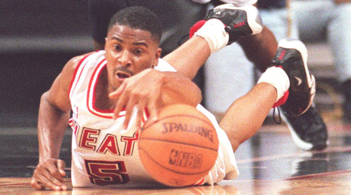 Ex-NBA player Eric Murdock suing United Airlines for $10 million ...
