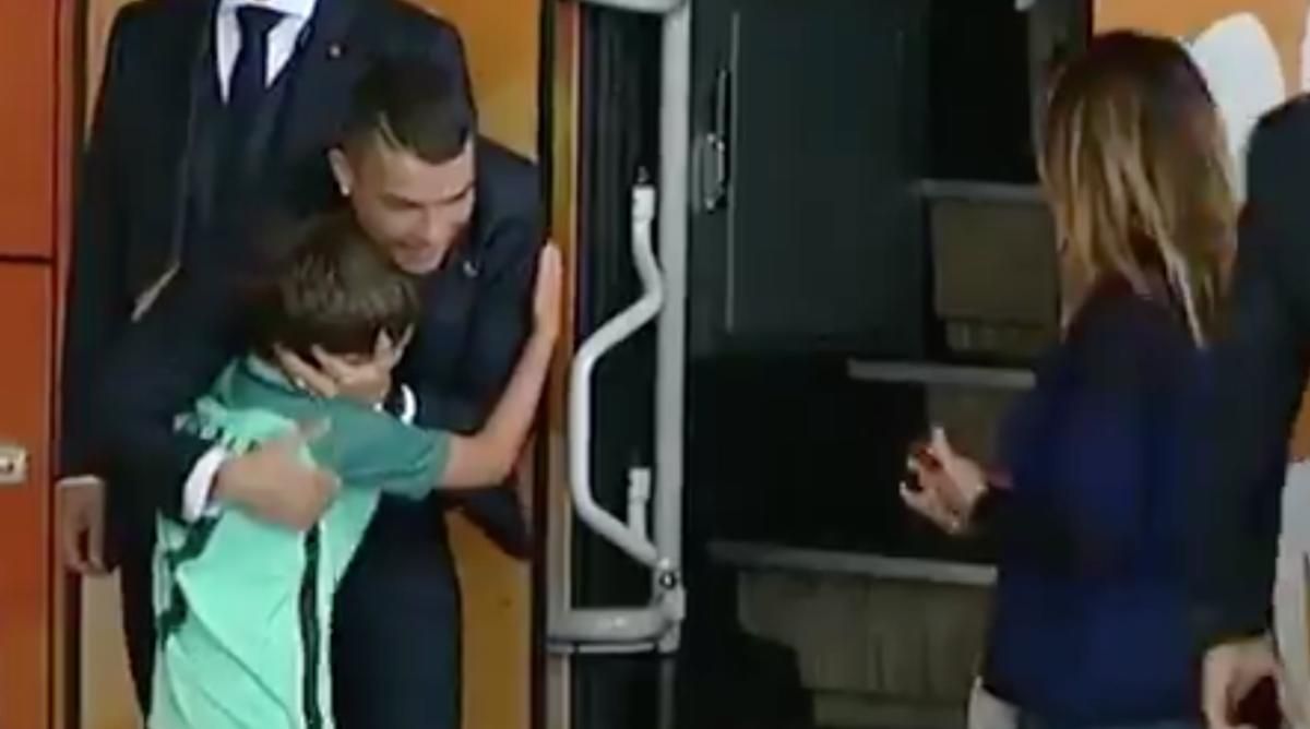 Cristiano Ronaldo: Portual star exits bus, greets young fan (VIDEO ...