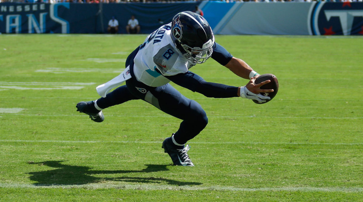 Titans defeat Eagles, Mariota leads comeback victory - Sports Illustrated