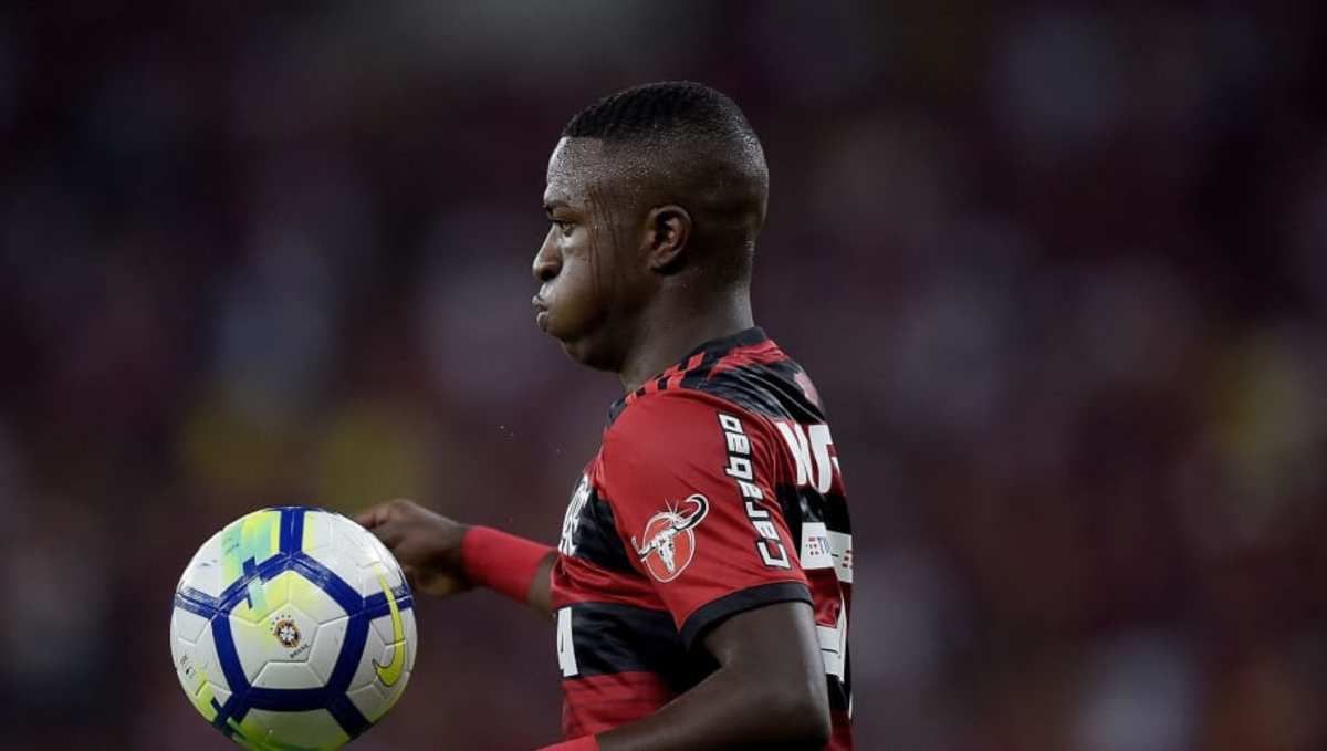 ESCALOFRIANTE | La brutal entrada de Felipe Melo a Vinicius - Sports ...