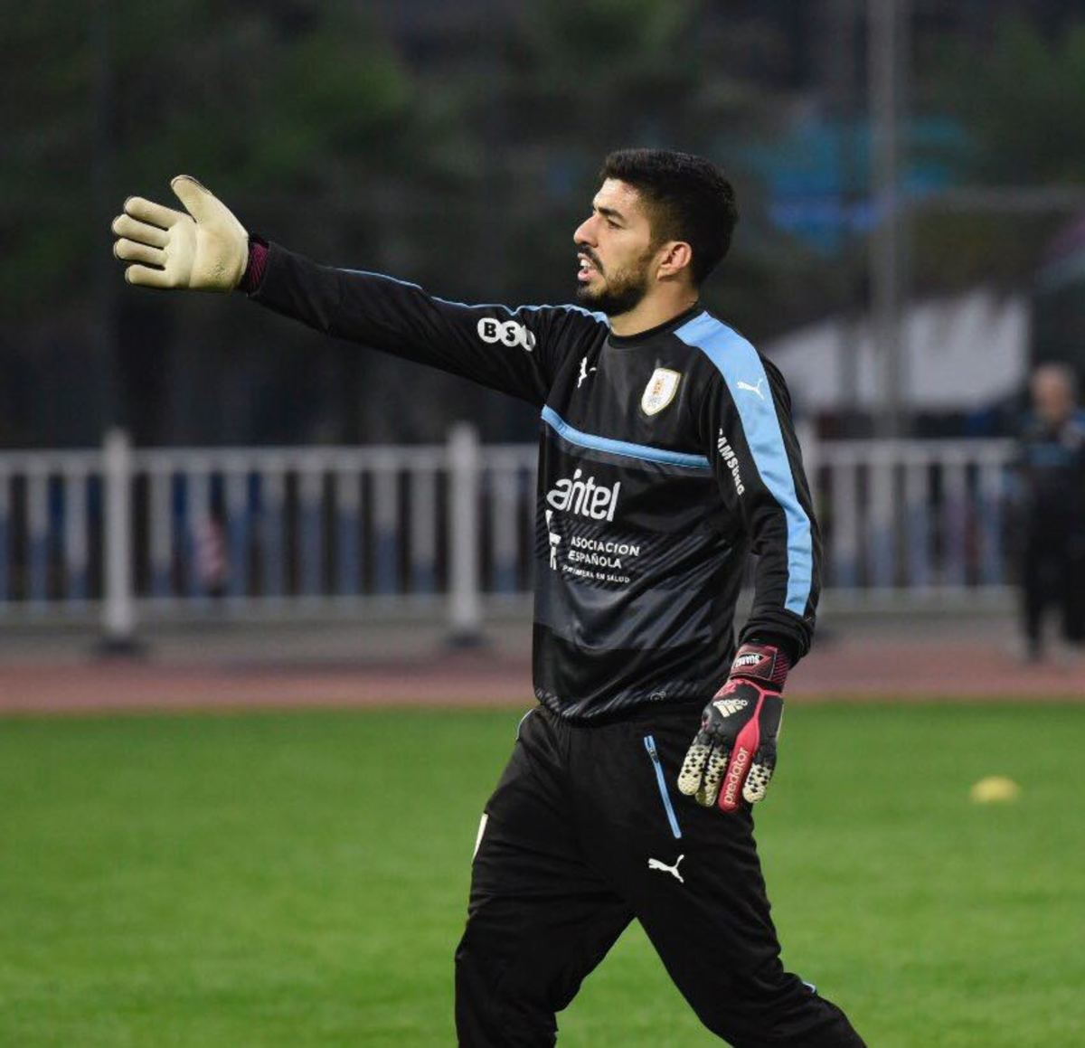 La extraña posición en la que jugó Suárez en el entrenamiento de ...