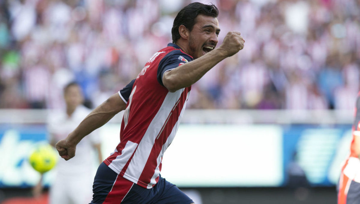 OFICIAL | Está decidido el futuro de Alanís en Chivas para el 2018 ...