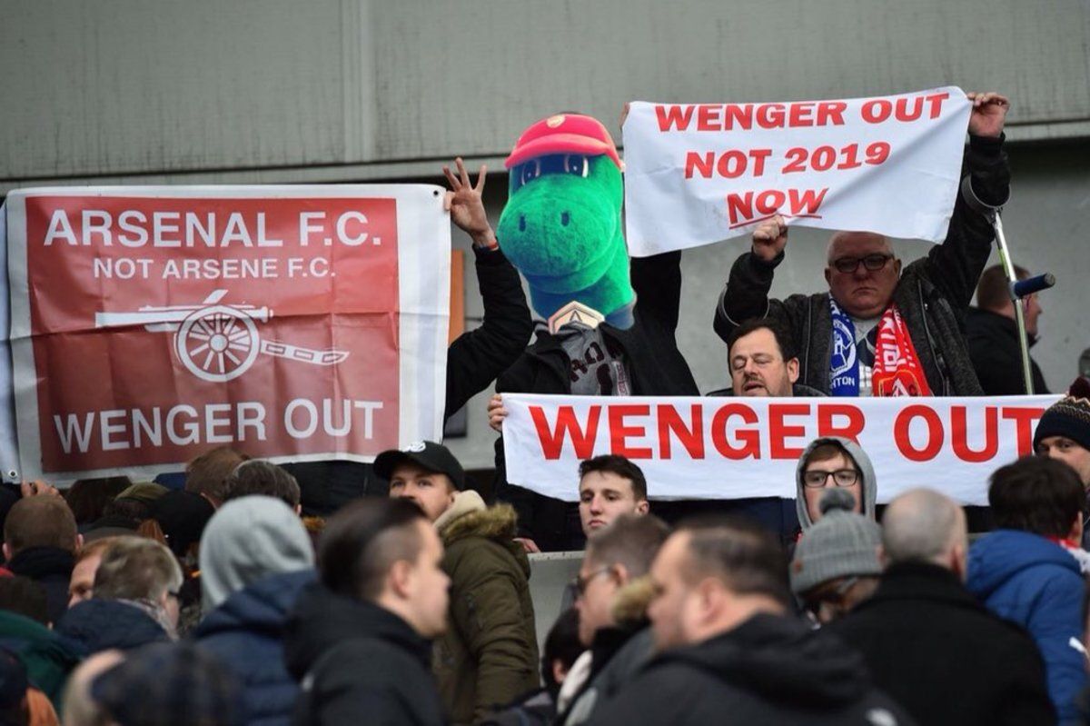 PHOTO: Arsenal Mascot Gunnersaurus Spotted Carrying Wenger Out Banner ...