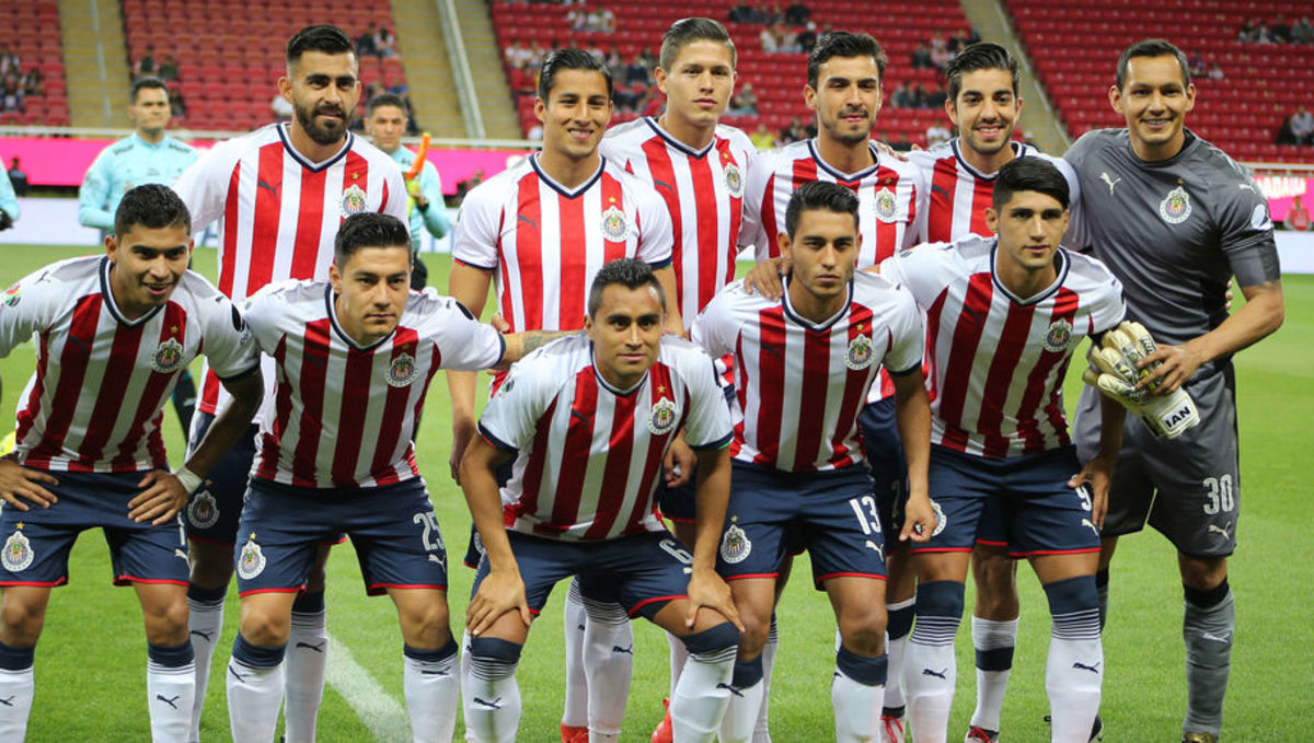 LAMENTABLE | El feo gesto de un jugador de Chivas con un aficionado que ... LAMENTABLE | El feo gesto de un jugador de Chivas con un aficionado que ...