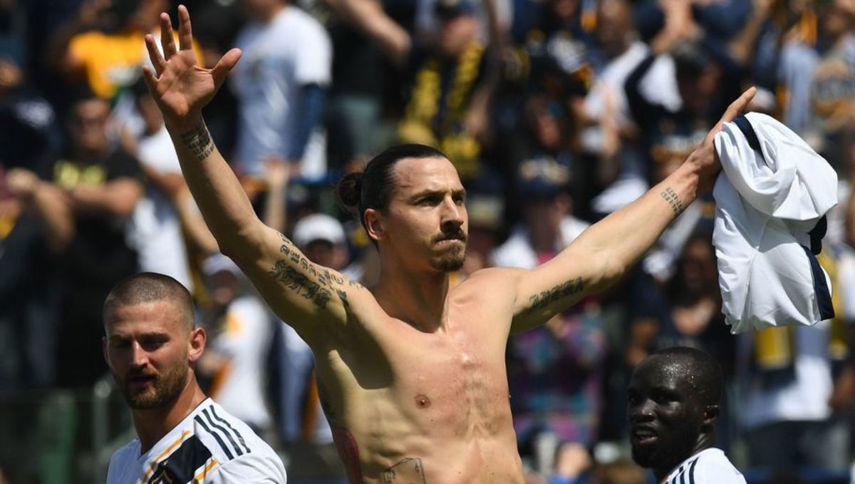 SIEMPRE ZLATAN | La reacción de Ibrahimovic al golazo de chilena de CR ...