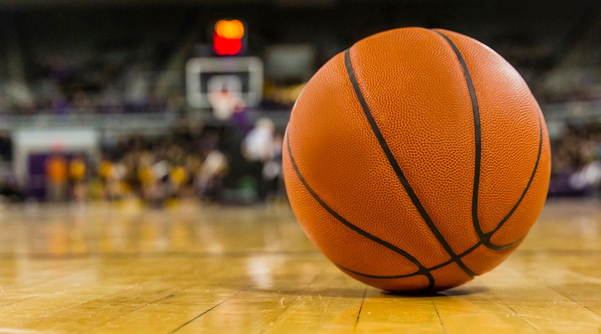 Dubuque basketball: Coach stops bus after driver passes out - Sports ...