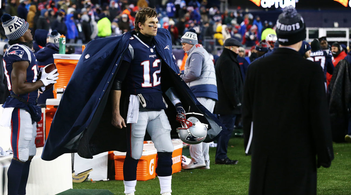 Tom Brady's Hand Injury Looms Over AFC Title Game - Sports Illustrated