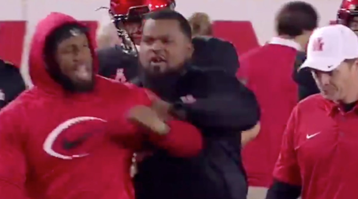 Ed Oliver fights with coach Major Applewhite on sideline (video ...