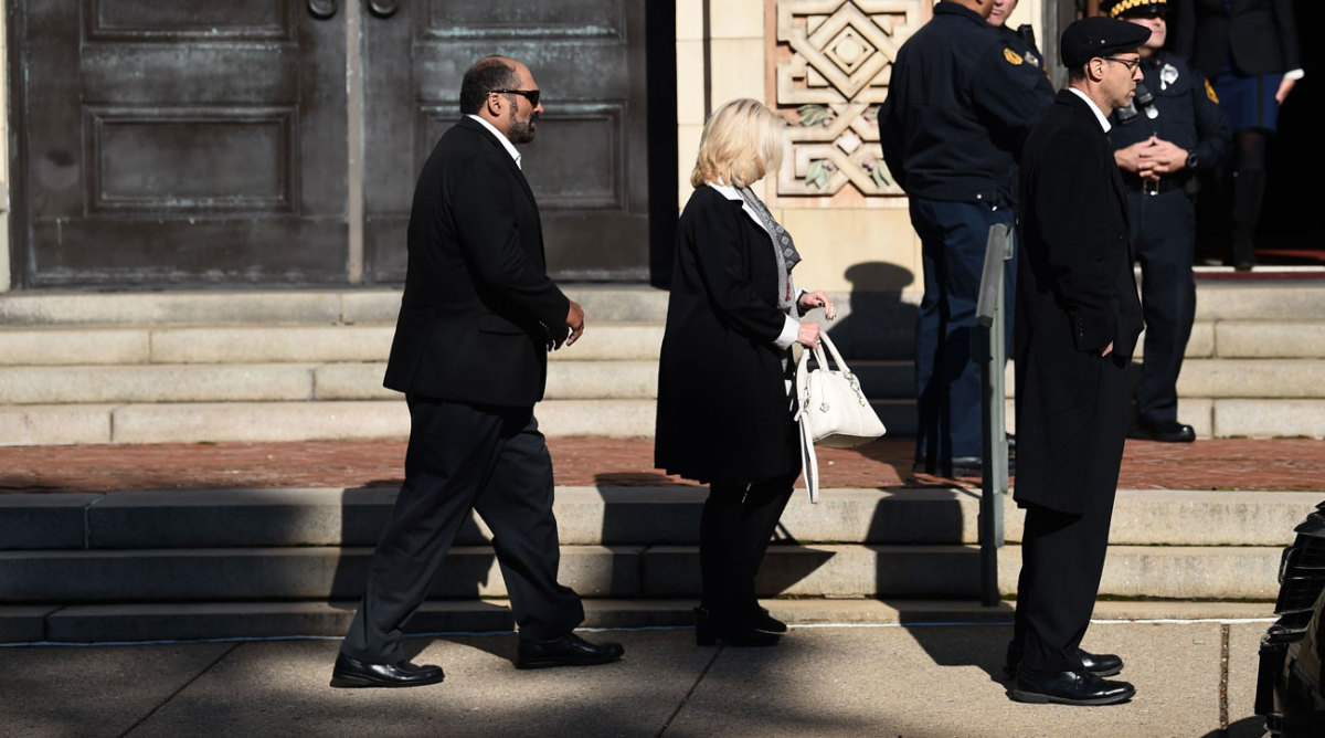 Steelers' coach, players attend synagogue shooting victims' funeral ...