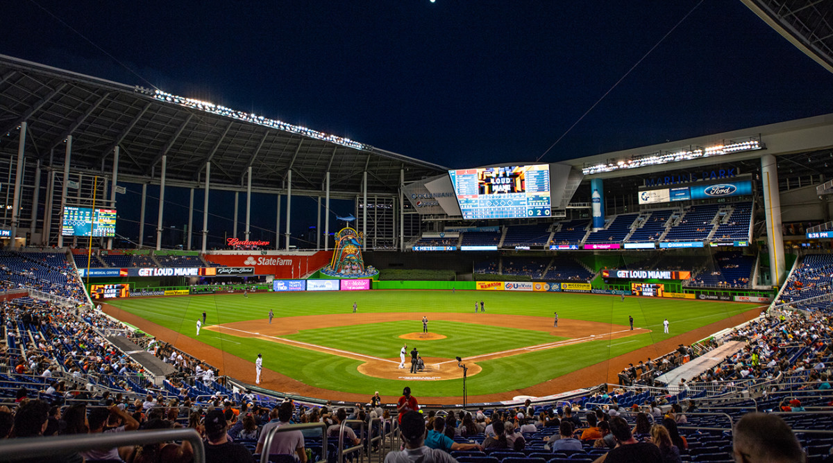 Marlins introducing fan section with instruments in Comunidad 305 ...