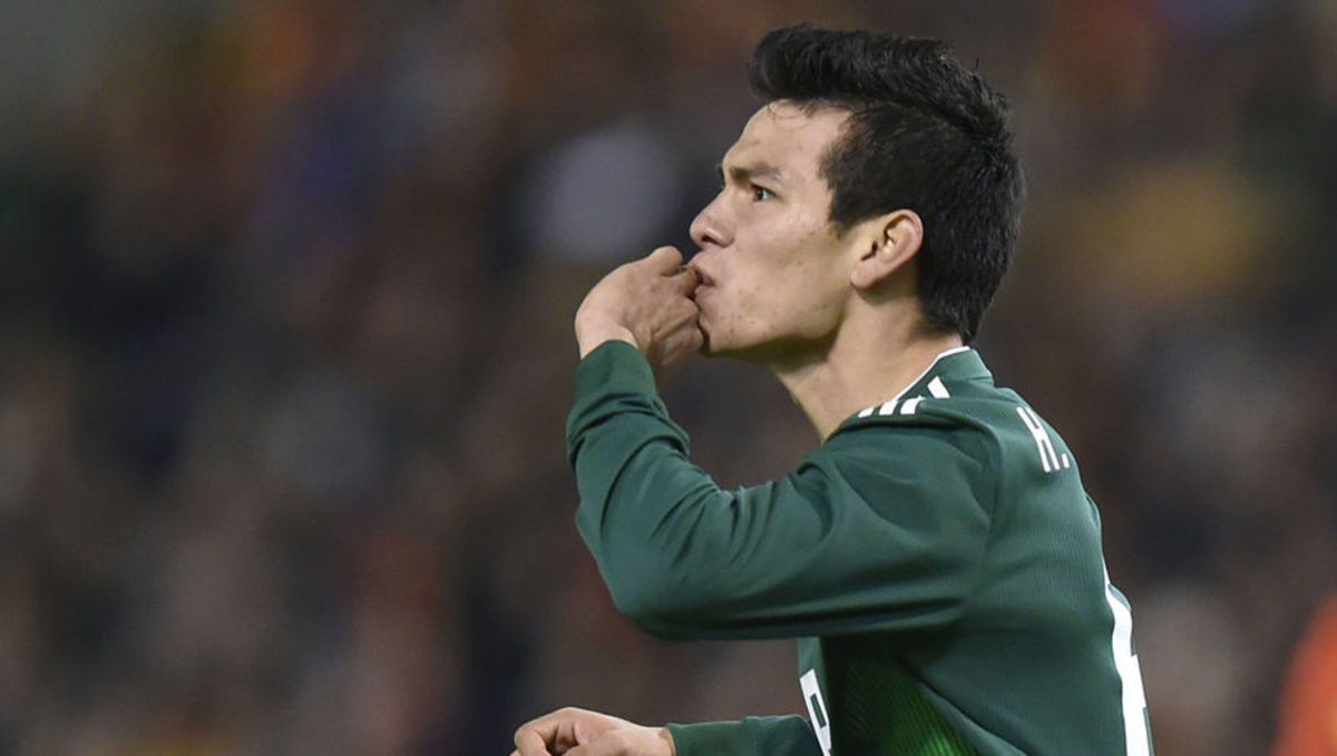 ¡TODO UN ÍDOLO! | Lozano mandó regalos a uno de sus más grandes fans ...