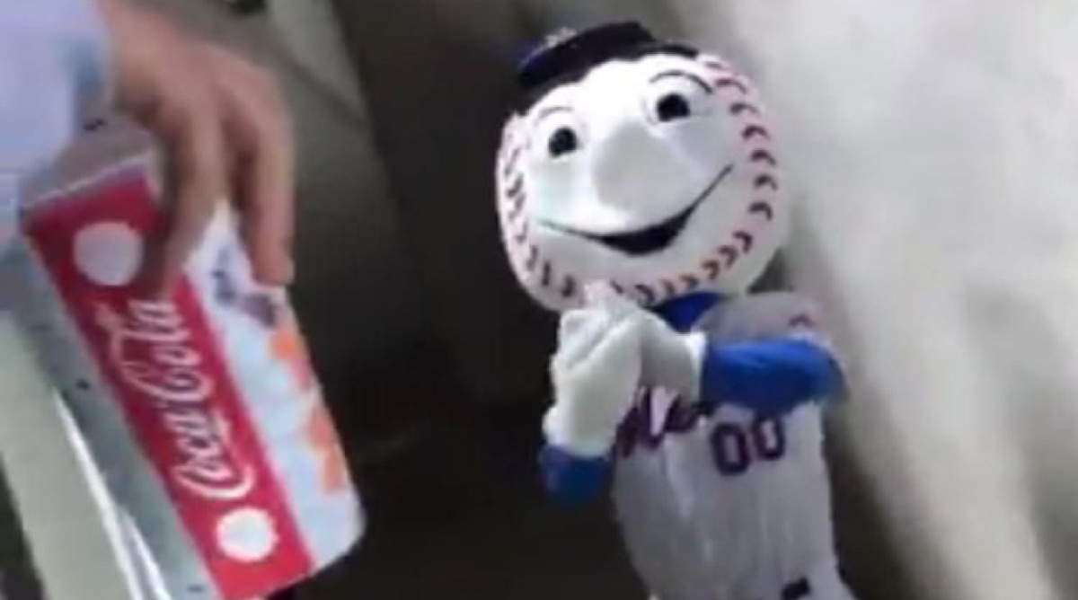 Mr. Met flips off fan at Citi Field (video) - Sports Illustrated