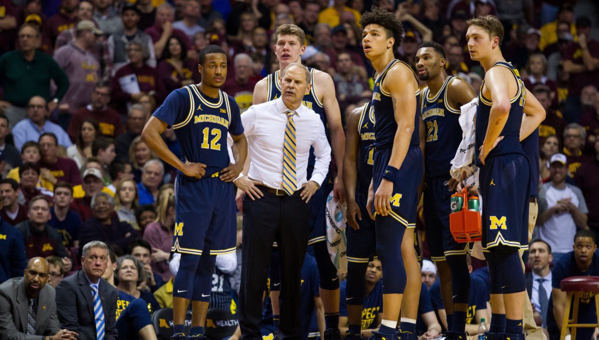 Michigan team plane slides off runway, players safe - Sports Illustrated