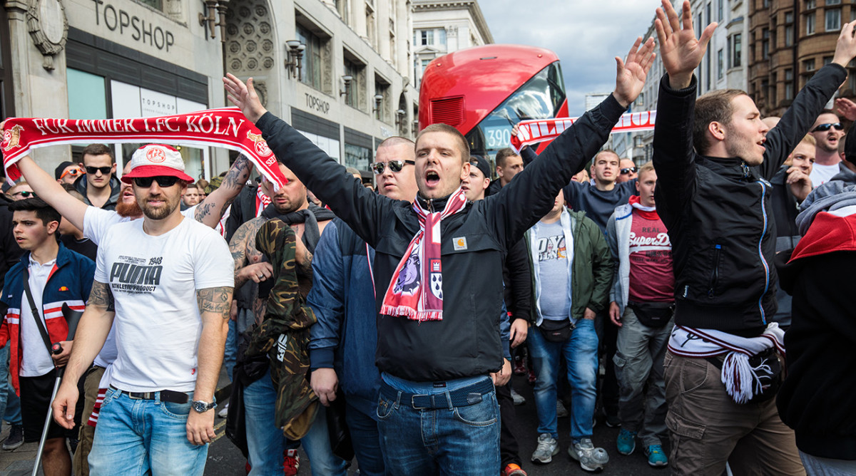 Koln fans delay Arsenal Europa League match (VIDEO) - Sports Illustrated