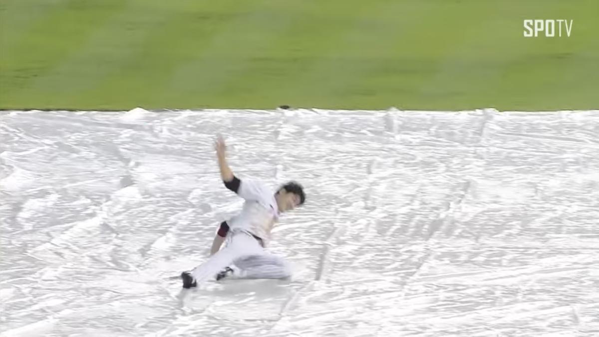 KBO baseball: Rain delay race around the bases (video) - Sports Illustrated