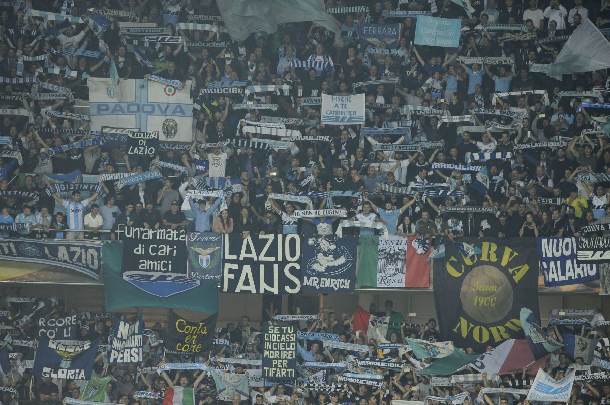 Lazio Ultras Wear Shirts Bearing 'FCK ISIS' & Appear to Make Nazi ...