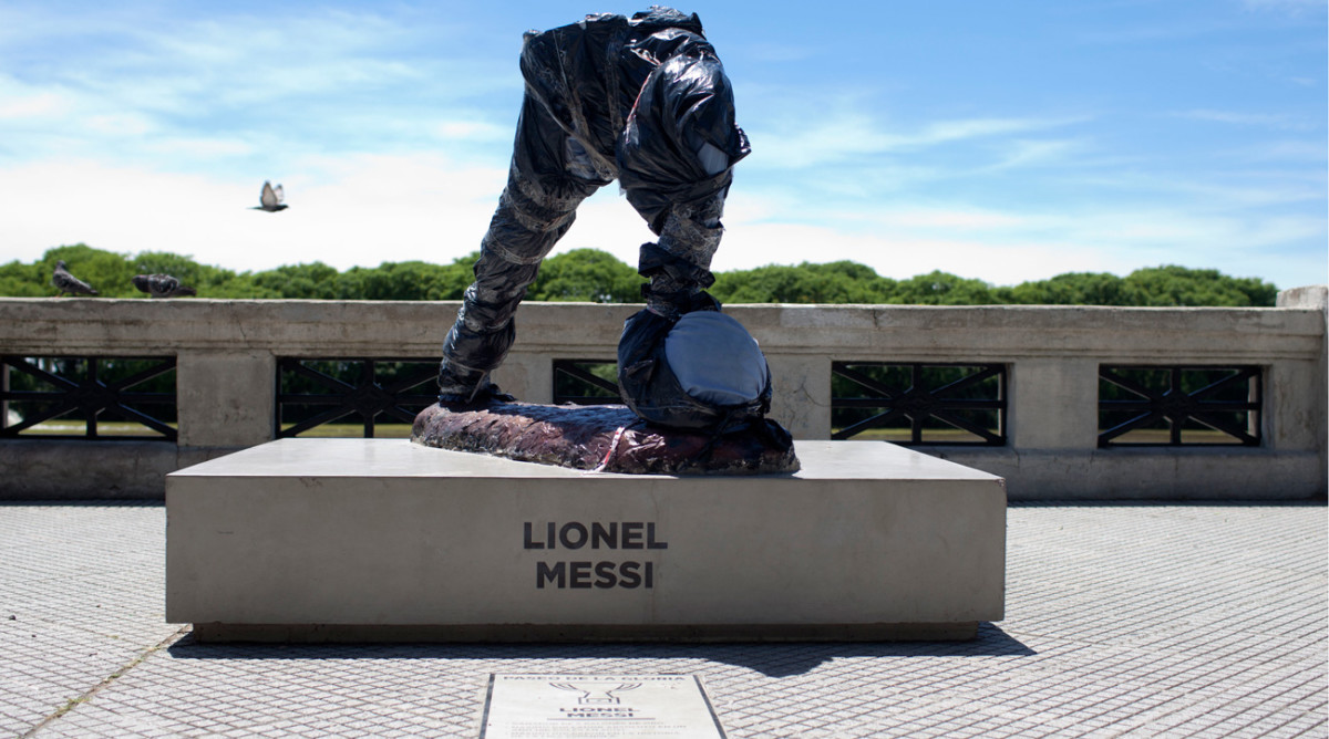 Lionel Messi statue: Vandals cut off head, arms, torso - Sports Illustrated