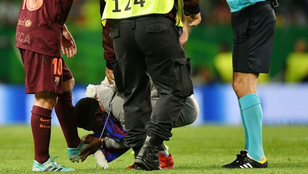 Lionel Messi: Pitch invader kisses Barcelona star's foot (VIDEO ...