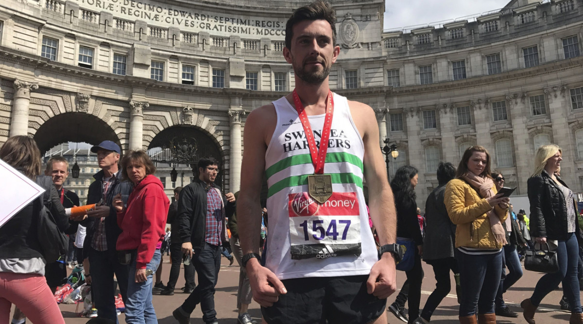 London Marathon runner carries struggling competitor to the finish line ...