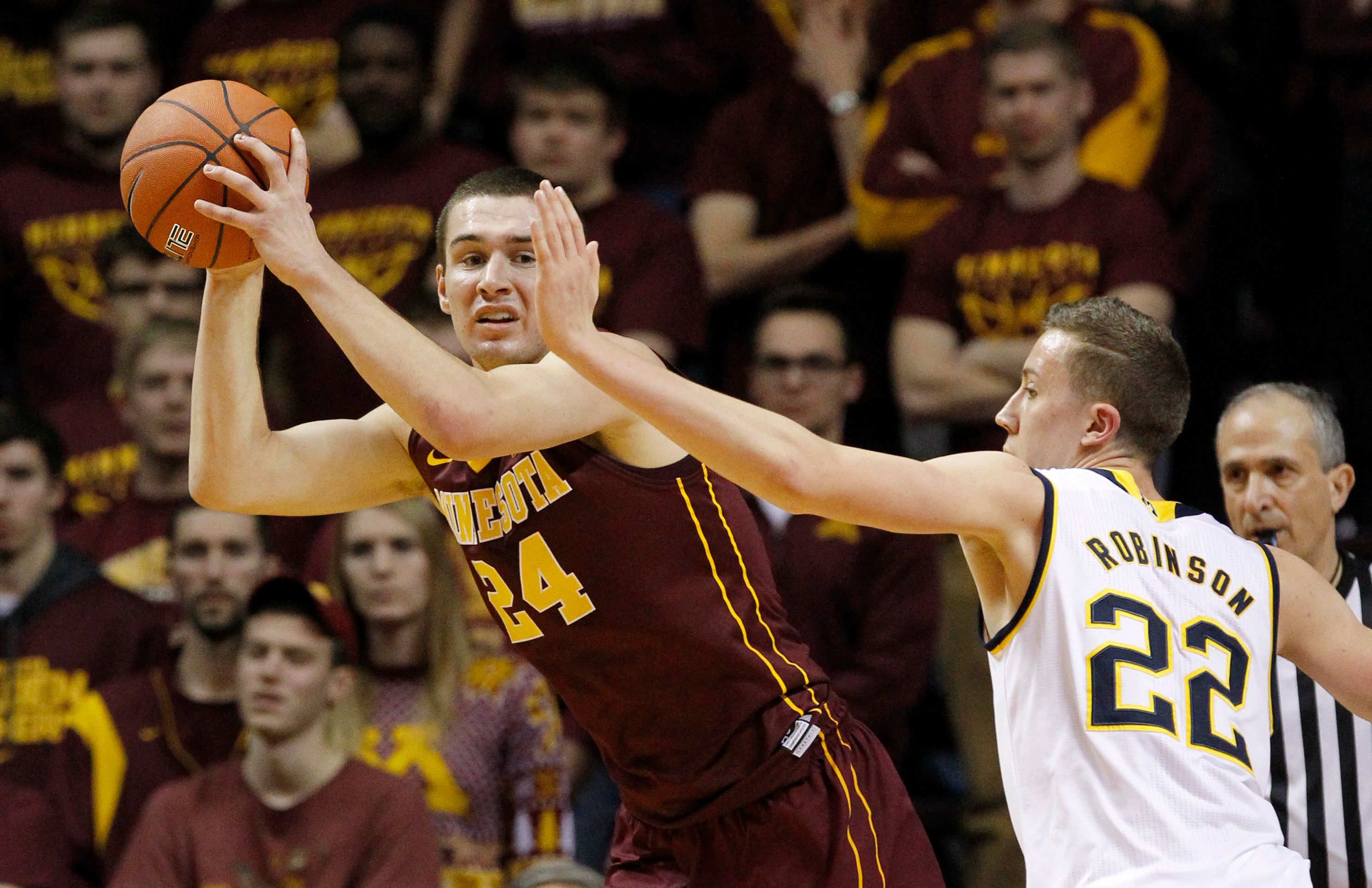 Walton, Michigan hang on to beat Minnesota 82-74 - Sports Illustrated