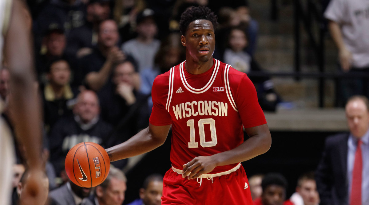 Nigel Hayes: Wisconsin calls for pay with GameDay sign - Sports Illustrated