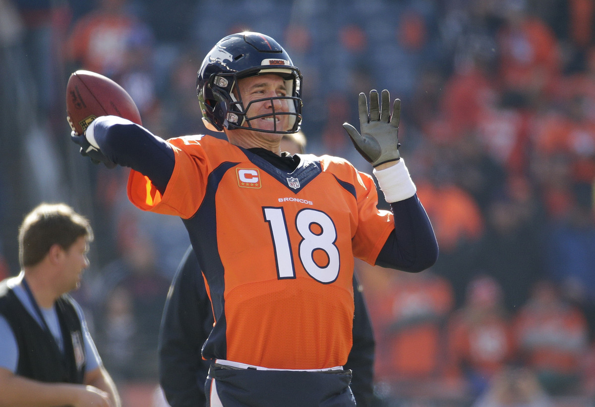 THE LATEST: Manning goes with 2 gloves, Brady with 1 - Sports Illustrated