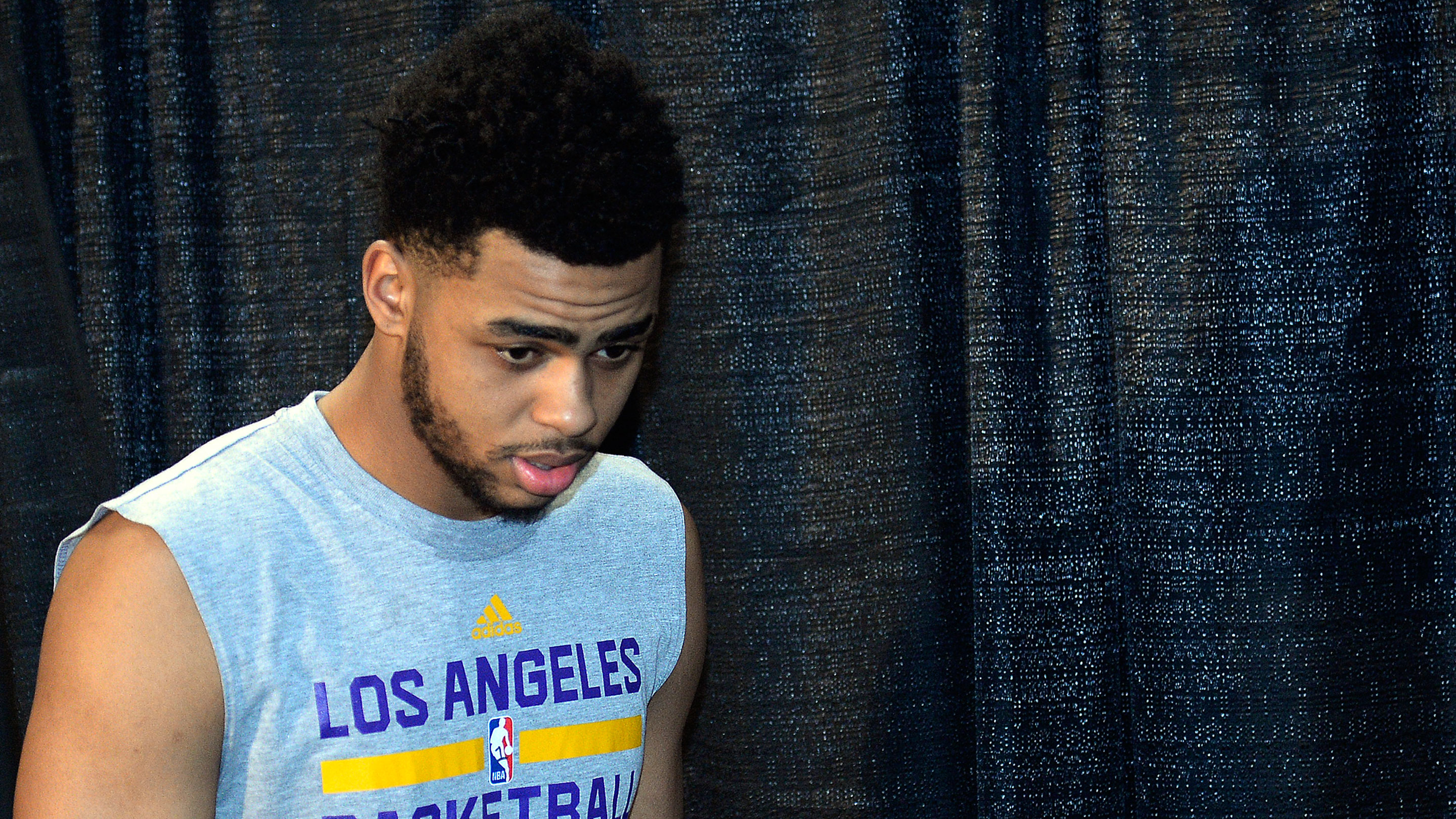Lakers fans boo D’Angelo Russell (video) - Sports Illustrated