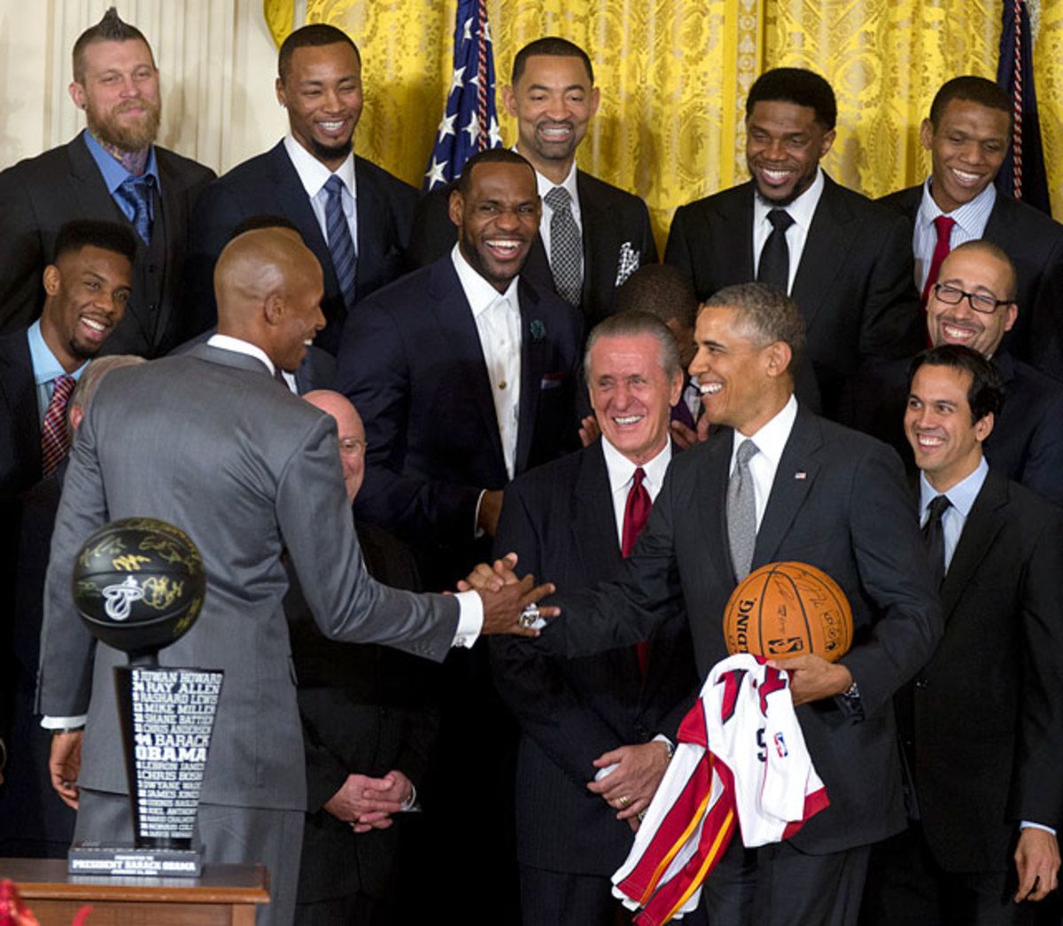 President Obama, Alabama’s Derrick Henry strike Heisman pose - Sports ...