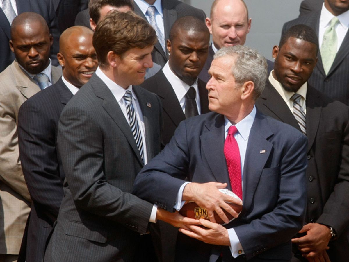 President Obama, Alabama’s Derrick Henry strike Heisman pose - Sports ...