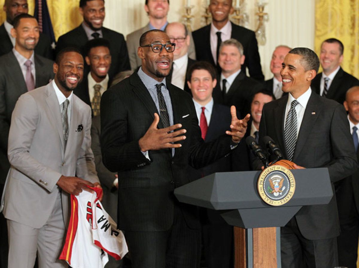 President Obama, Alabama’s Derrick Henry strike Heisman pose - Sports ...