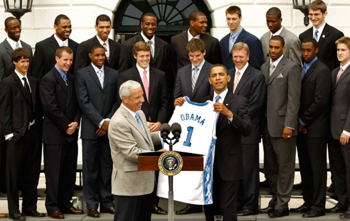 President Obama, Alabama’s Derrick Henry strike Heisman pose - Sports ...