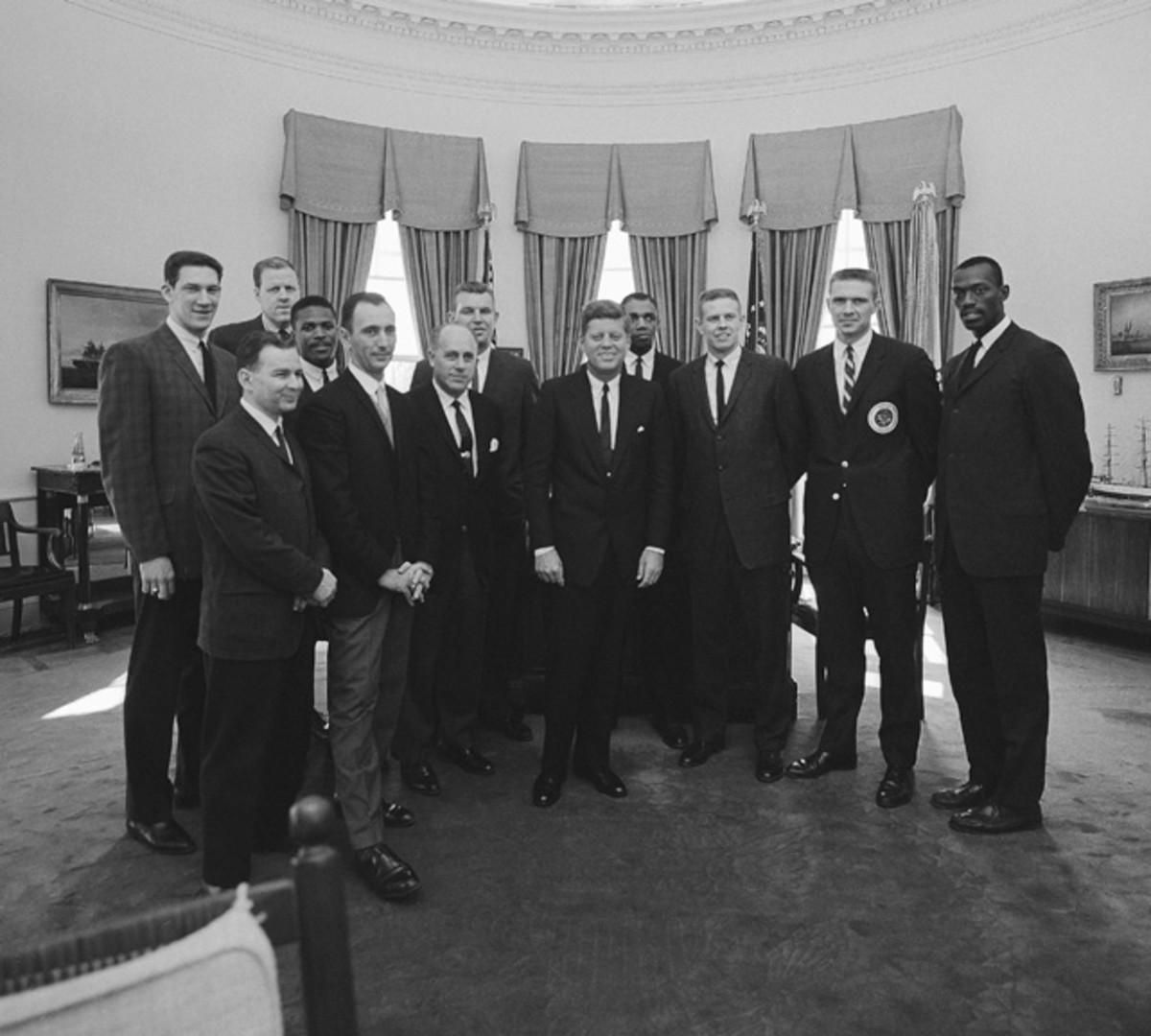 President Obama, Alabama’s Derrick Henry strike Heisman pose - Sports ...