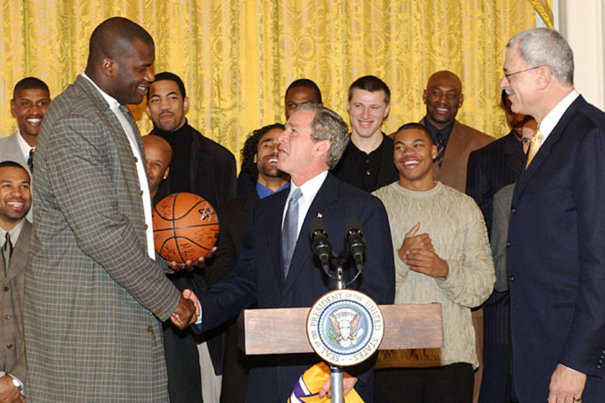 President Obama, Alabama’s Derrick Henry strike Heisman pose - Sports ...