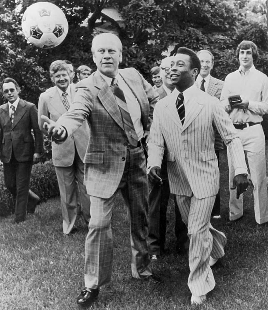 President Obama, Alabama’s Derrick Henry strike Heisman pose - Sports ...