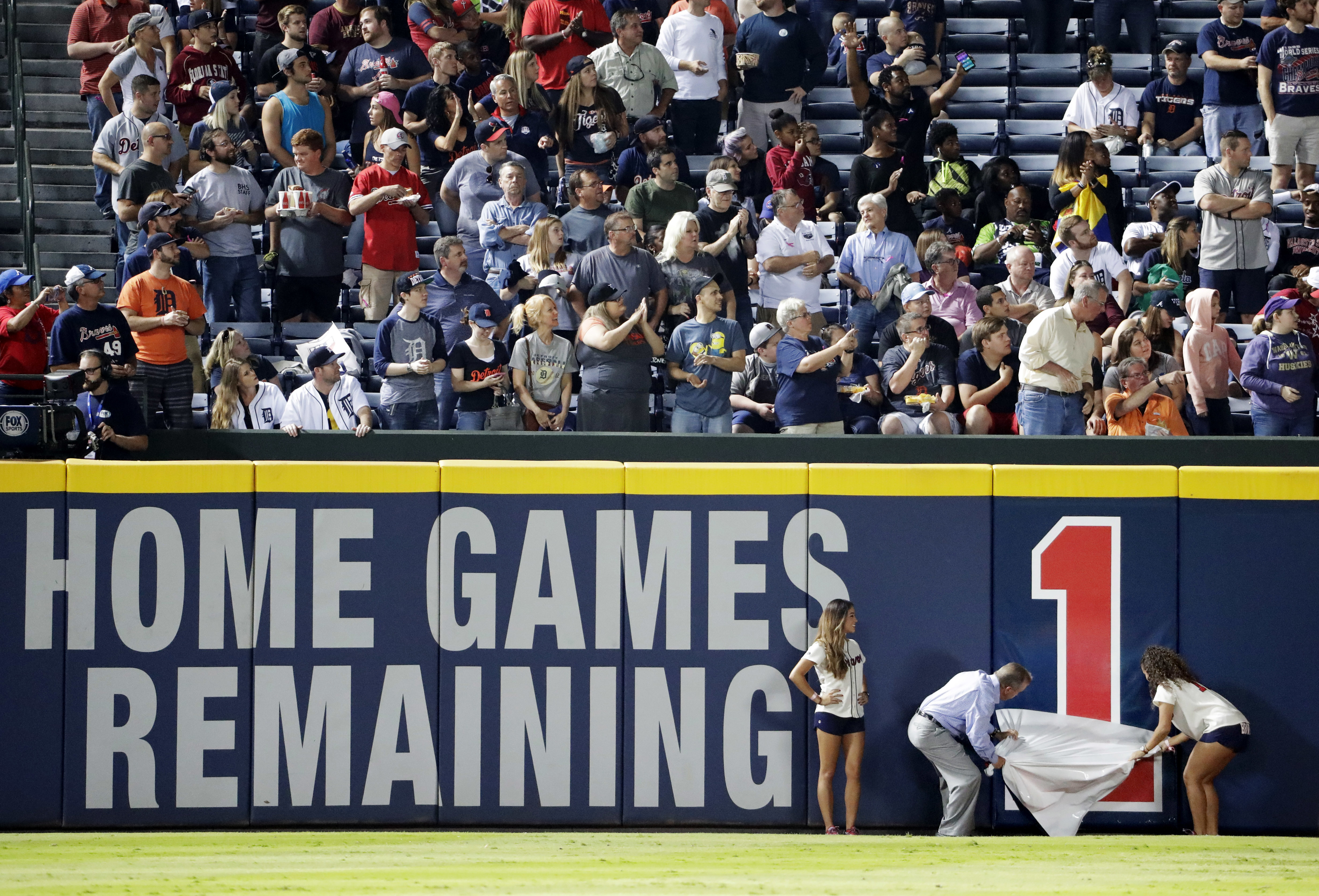 Braves give Turner Field a rousing send-off in final game - Sports ...
