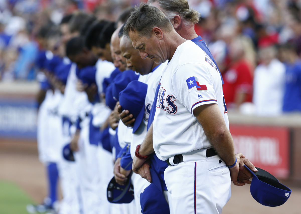 Rangers hold moment of silence for slain Dallas officers - Sports ...